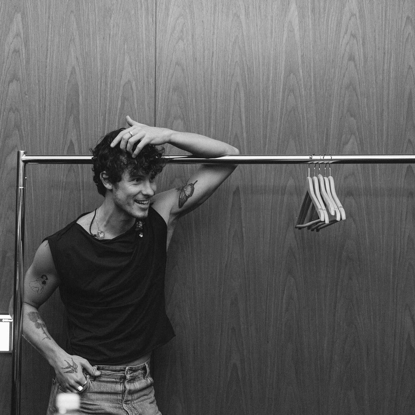 Go Behind The Scenes Of Shawn Mendes’s Music Video For “Nobody Knows ...